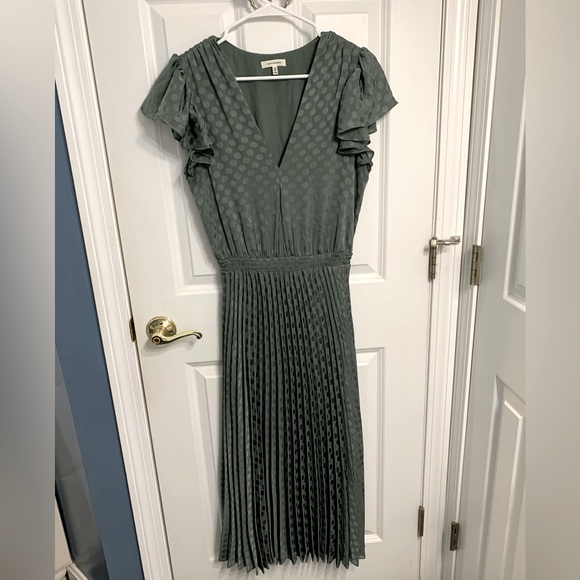 Max Studio | Dresses | Max Studio Green Flutter Sleeve Pleated Midi ...